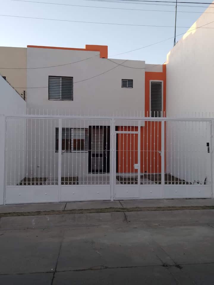 Residencia Con Estacionamiento, Ideal P/descansar - Aguascalientes