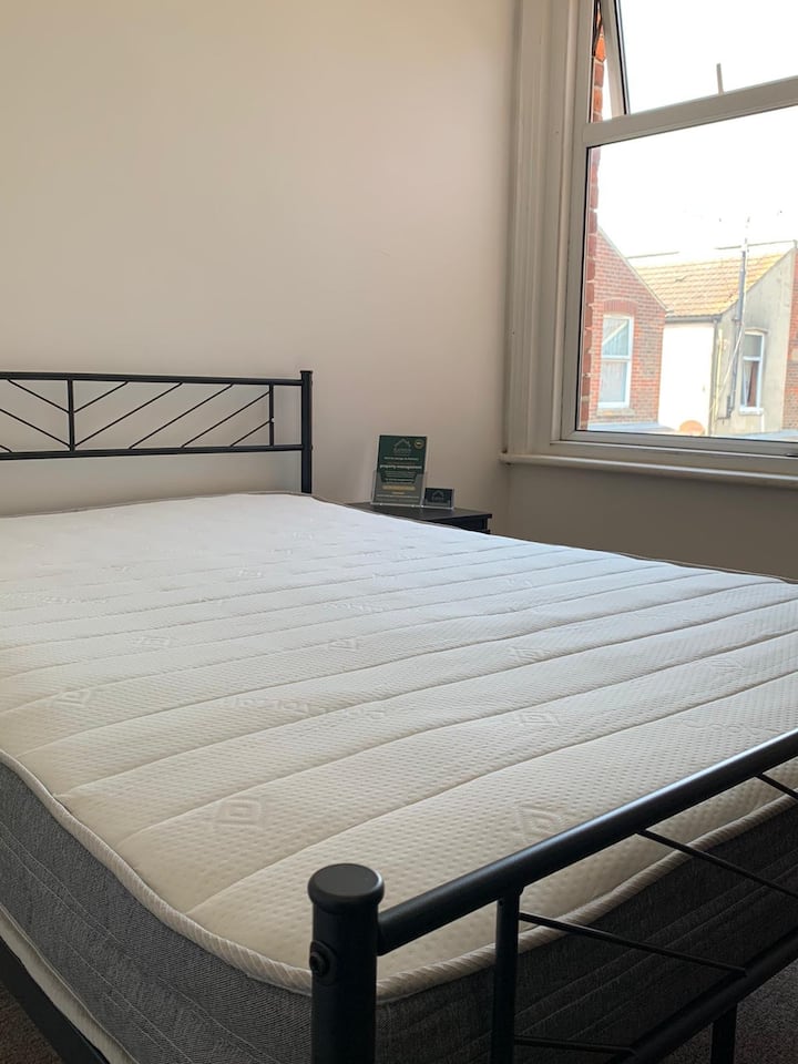 4 Bed Cheap House - Southsea
