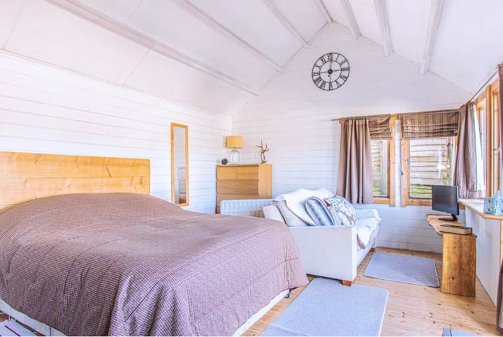 Cosy Self-contained Cabin - Chippenham