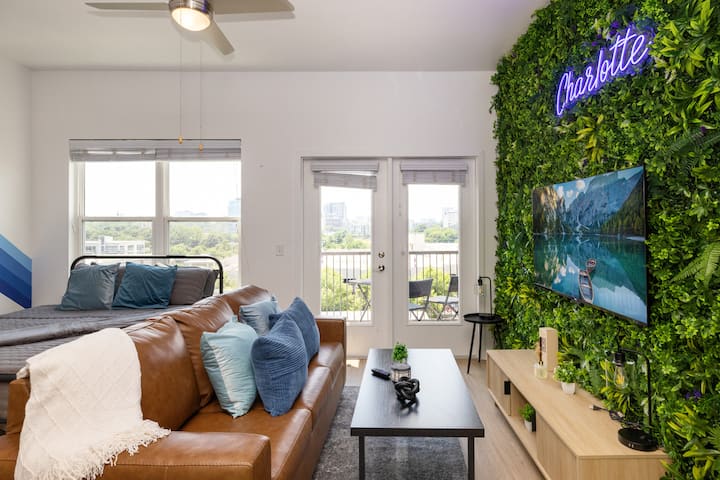 Midtown Gem With Pool, Gym & Parking - Sleeps 4! - 샬럿