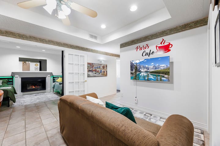 Paris Cafe: Modern Apt 3b/1b, Kitchen & 3 Parking! - Toronto