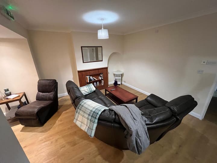 Spacious 5 Bed Home - Romford