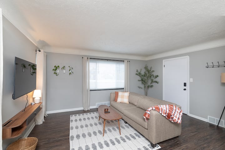 Mcm Inspired 2 Bed 1 Bath Lower - Parma, OH