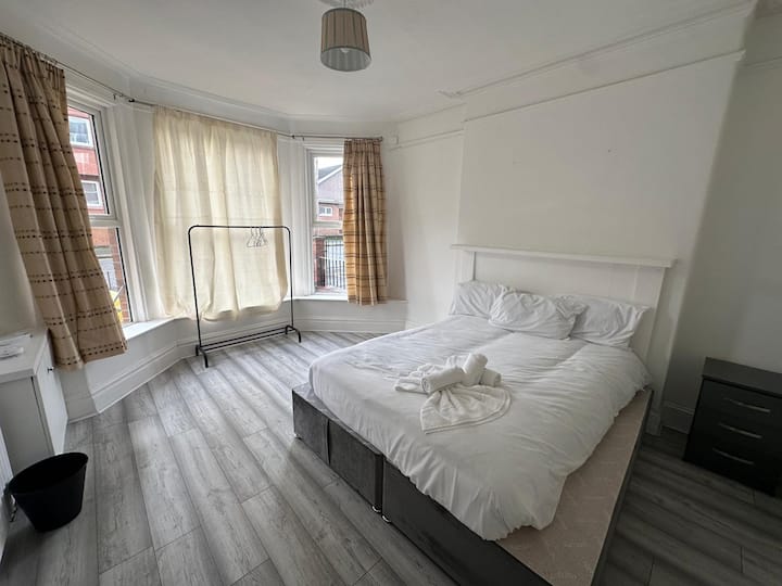 R 1 In A Modern 3 Storey House. - Belfast