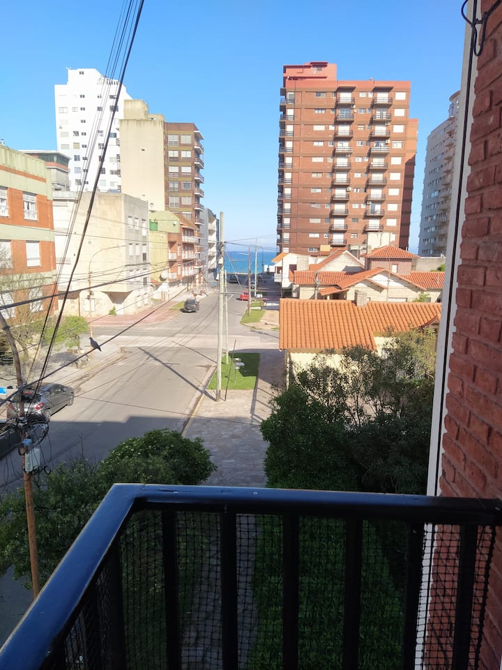 A 1 Cuadra Del Mar Y A 3 Centro. - Miramar