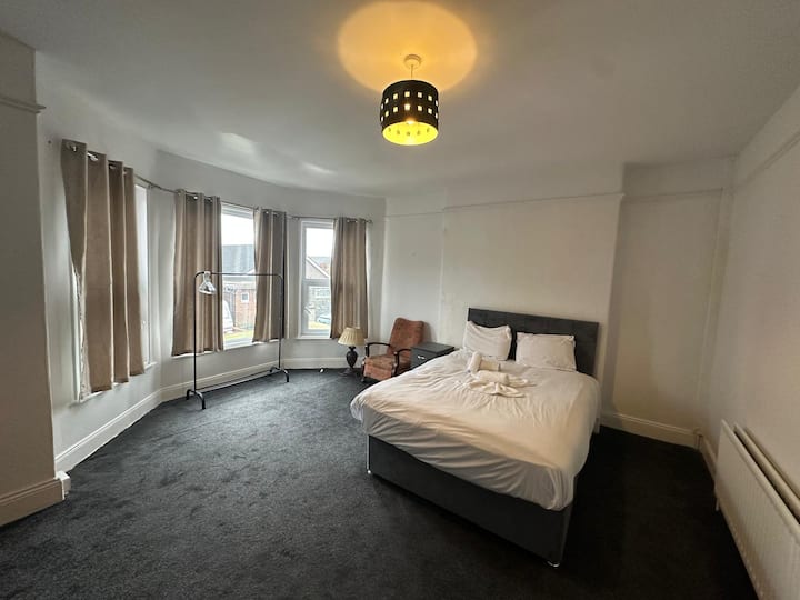R3 In A 3 Storey Modern House. - Belfast