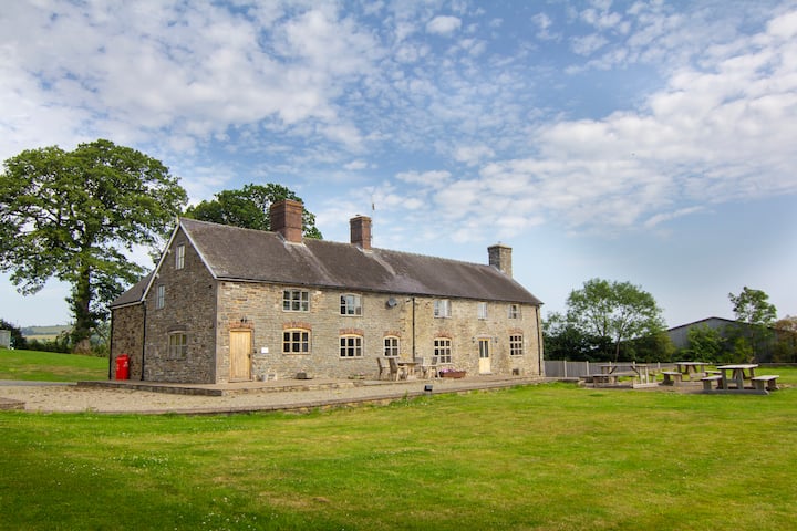 Spacious Farmhouse - Shropshire