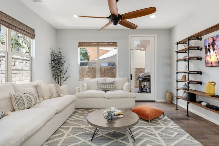 Luxury Villa W/ Cmty Pool/spa - Santa Clarita, CA
