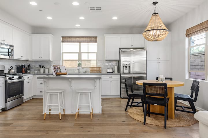 Luxury Villa W/ Cmty Pool/spa - Santa Clarita, CA