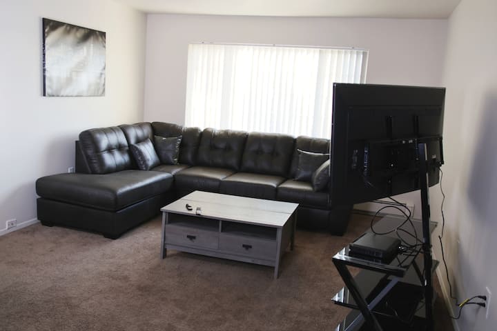Jetsetter's Retreat Near Airport - Westland, MI