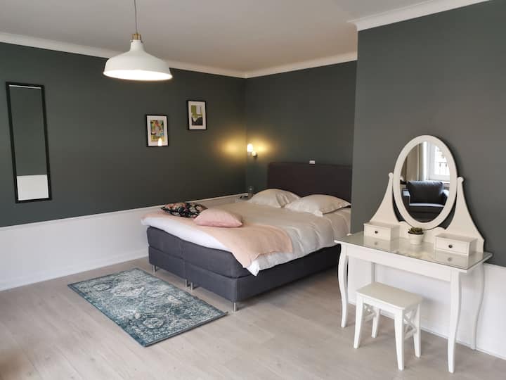 Spacious Quadruple Room W. Private Bathroom - Bruges