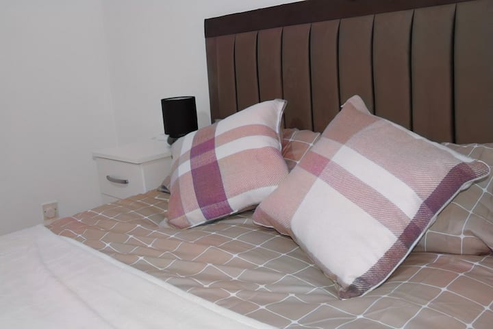Cozy & Spacious 2-bedroom Retreat - Coventry