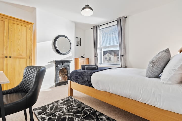 Cosy 3br House/parking, Netflix, 55"tv, 1gb Wifi - Wolverhampton