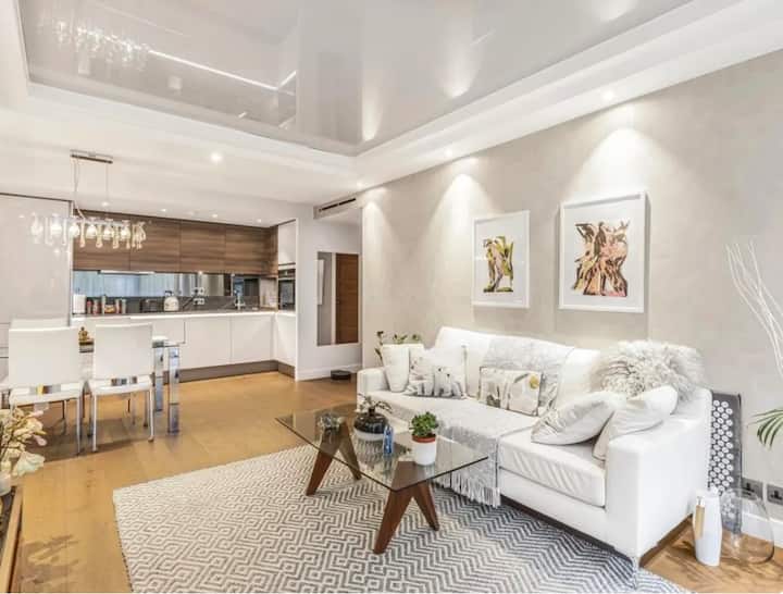 Luxury One-bed, Chelsea Bridge - London