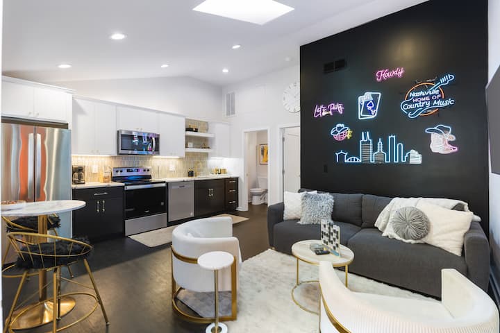 Vibrant Neon Condo Near Restaurants, Coffee & Bar - Nashville, TN