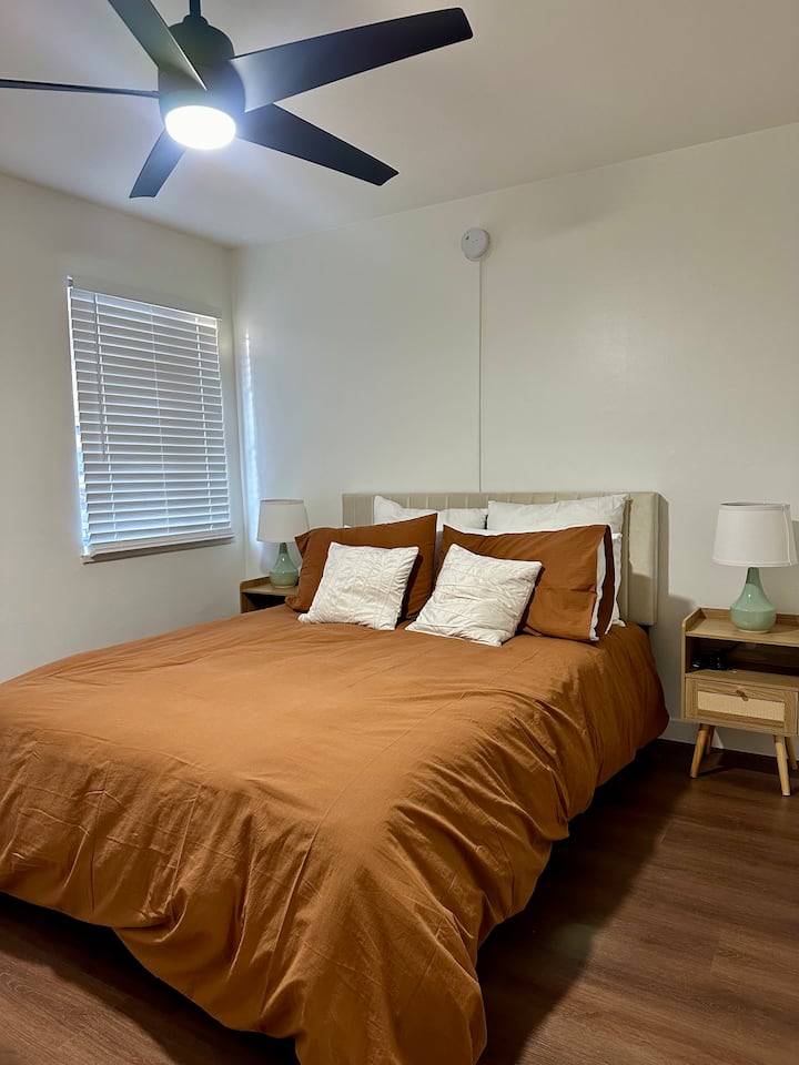 Renovated Chic 1br, Across From Magic Castle - Los Angeles, CA