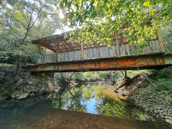 Covered Bridge Hideaway, Swimming Hole + Hot Tub - Slade, KY