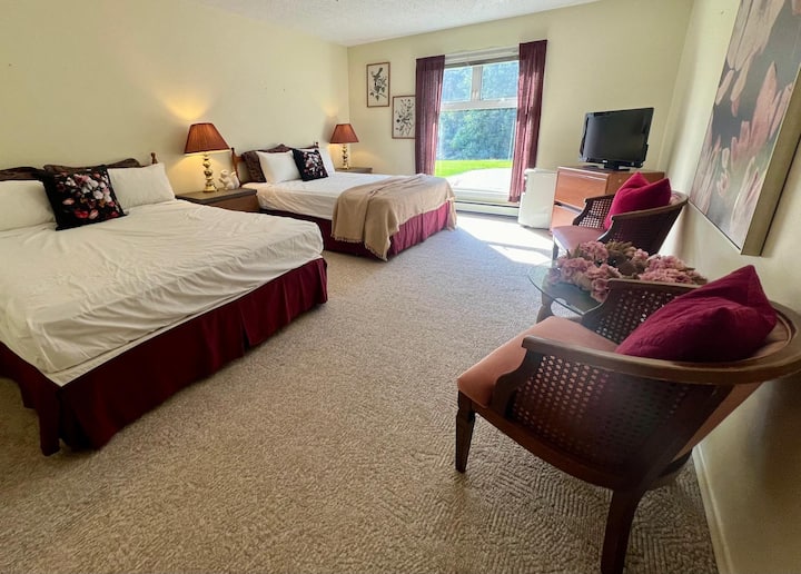 Cozy Studio In Rocky Mountains: Hot Tub, Pool, Gym - Kimberley, BC, Canada