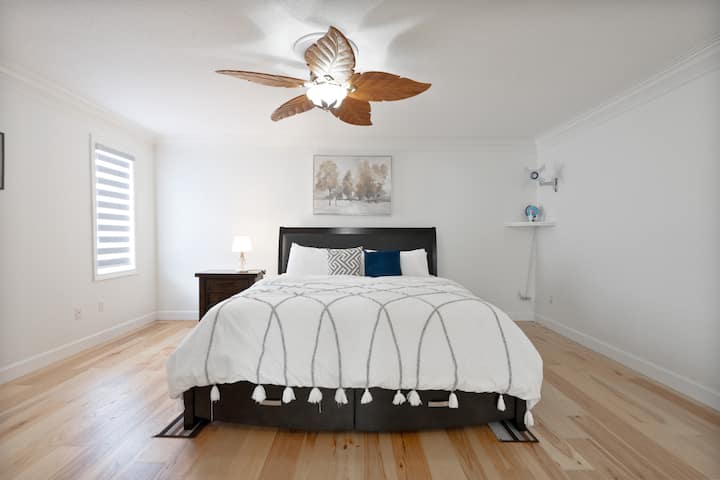 Spacious 4-bdr Retreat | King Beds | Private Yard - London