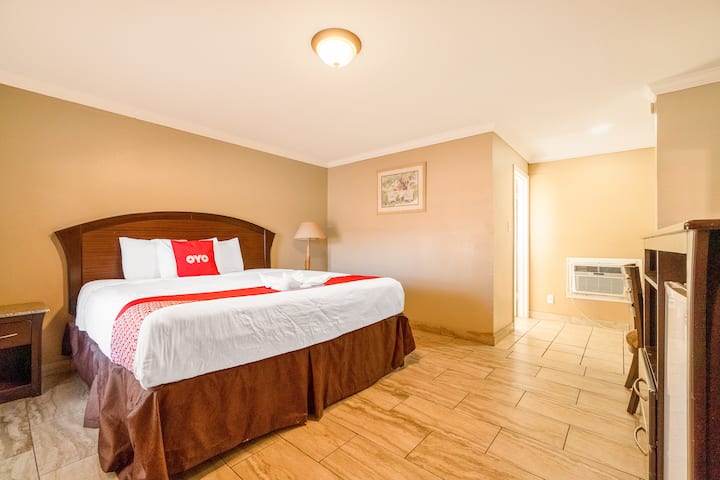 King Bed | Oyo Hotel Beeville -Us 181 - Beeville, TX