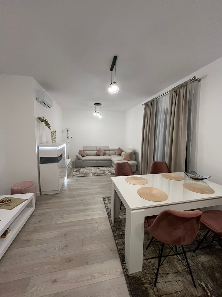 Ioanic / Apartament Modern Cu Parcare - Ploiești