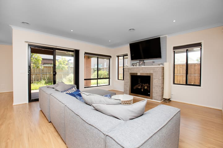 Spacious Double-story House With Amazing Cityviews - Point Cook