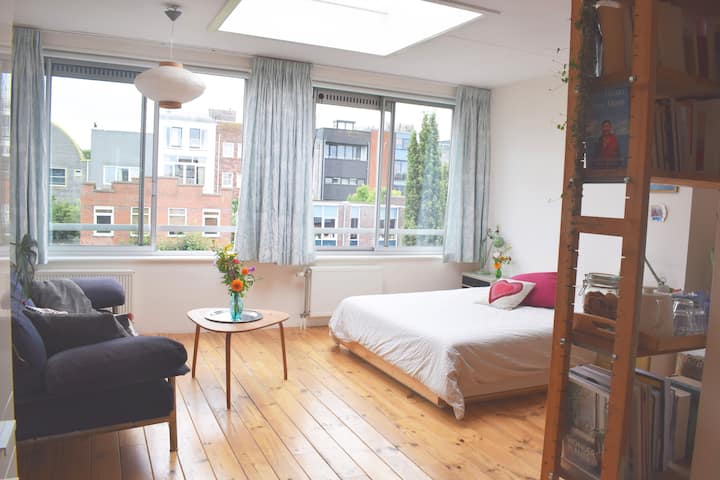 Light Bedroom With Private Bathroom - Diemen