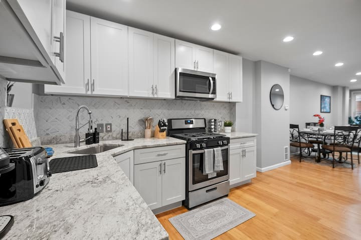 Walk To Orioles & Ravens Stadium | 3brhome - Baltimore, MD