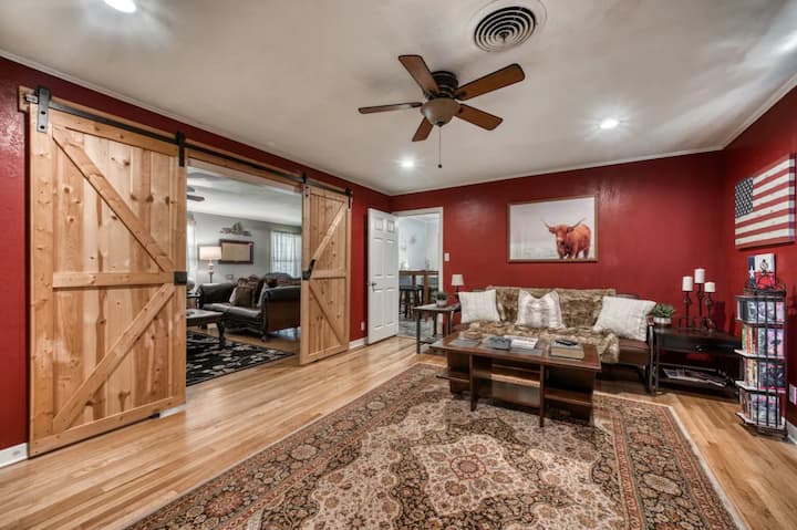 Bradley House Of Aggieland-mins To Kyle Field! - Bryan, TX