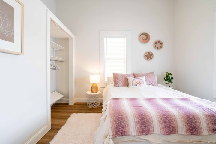 The Historic Pink House Of Ybor - Pets Allowed! - Tampa, FL