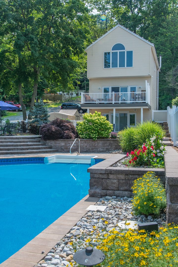Stunning Lake Front Home With In-ground Pool - Lake Hopatcong, NJ