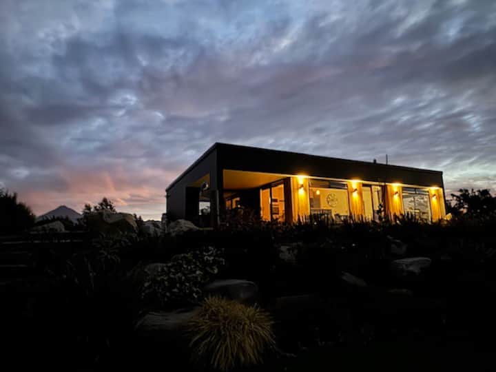 Stunning House And Amazing Views - New Plymouth