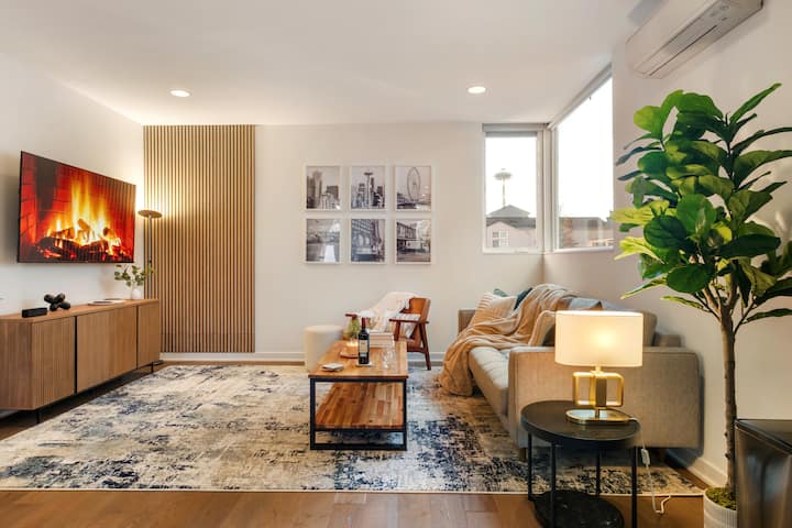 Luxury Townhouse W/ Parking & Space Needle Views - Seattle, WA