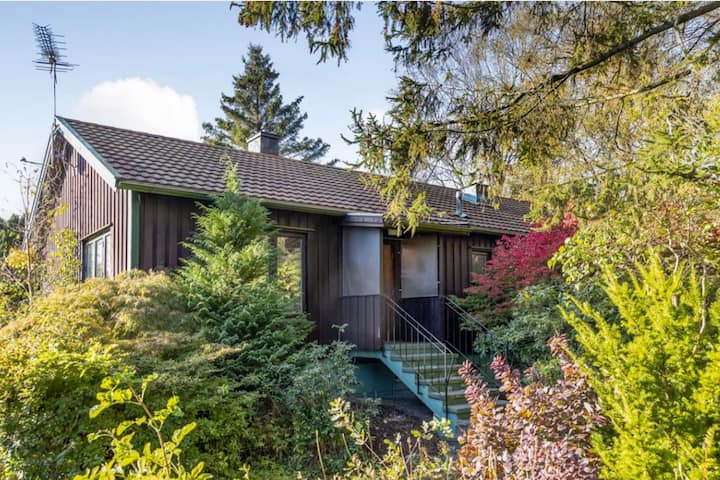 Big Villa Very Close To Volvo Cars - Gotemburgo