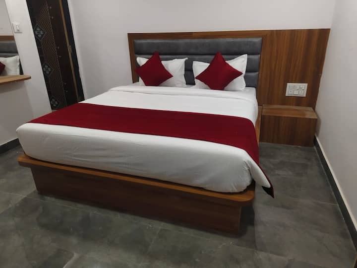 Hotel Maruti R - Ahmedabad