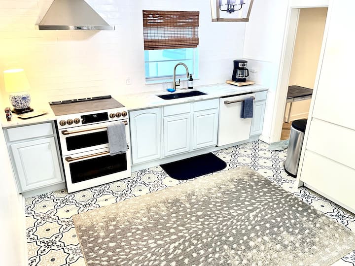 Cozy Winter Park Bungalow - Winter Park, FL