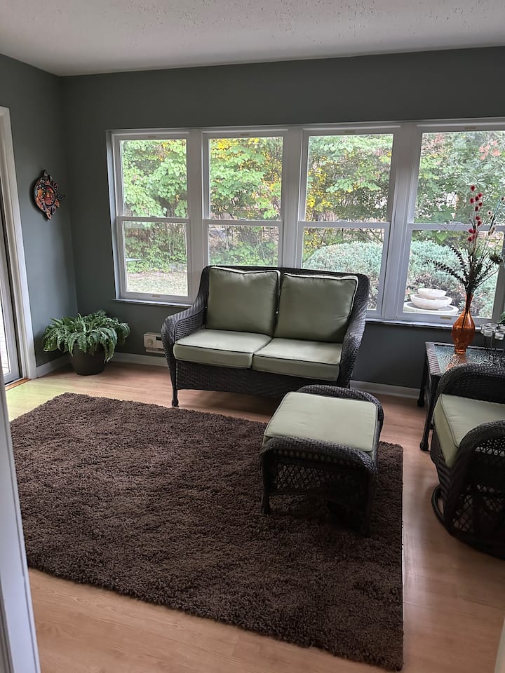 Gorgeous Carrilon Woods Bungalow - Springfield, IL