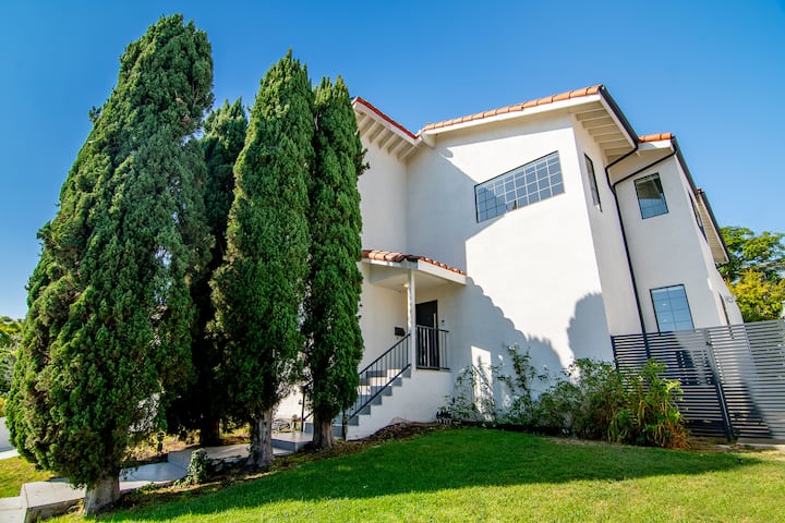 Spacious 6-bedroom Home Near Beverly Hills - Santa Monica, CA