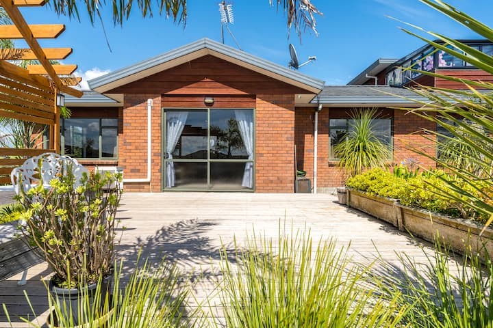 Elevated Family Sized Guest-house With Views - Auckland