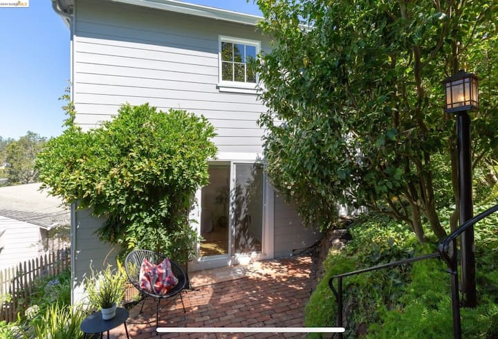 Cozy Montclair Cottage - Views! - Berkeley, CA