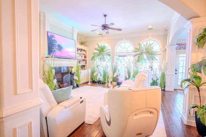 Stunning Lakeview, Sleeps 12 | Family Home - Richmond Hill, GA