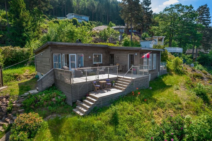 Flott Sjøhytte Med To Terrasser - Norway
