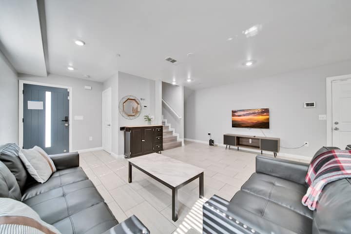 I Bright & Spacious Home Near Dtla - Los Angeles, CA