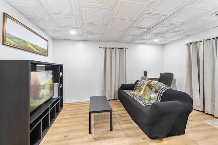 Modern 2br Downtown | Greenbrier Trail Access - Seneca State Forest, Dunmore