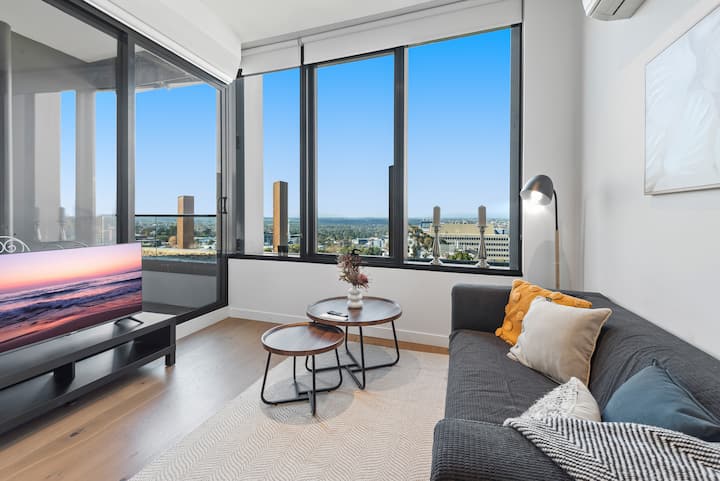 Lovely 1 Bd- Balcony, Gym & Pool - Ivanhoe