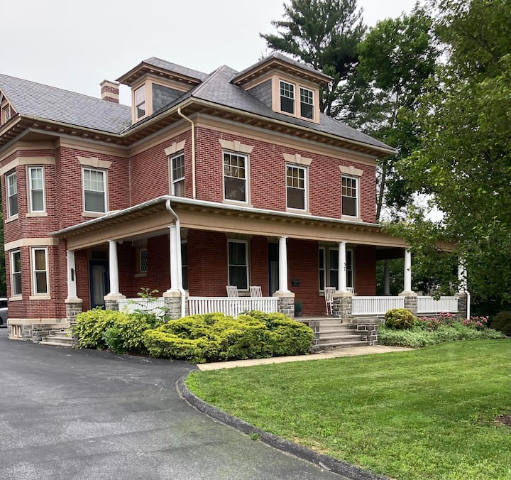 Historic Main Street Getaway - Lititz, PA