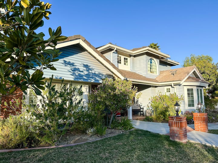 6 Br, 6 Ba Event Home With Pool, Basketball Court - Santa Clarita, CA
