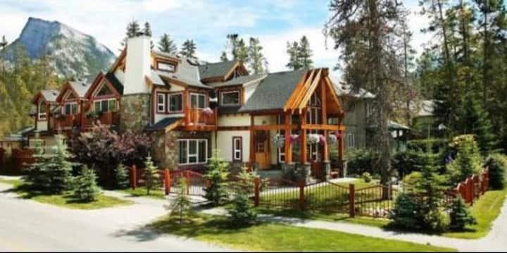 Beaujolais Boutique B&b Cascade Room - Banff