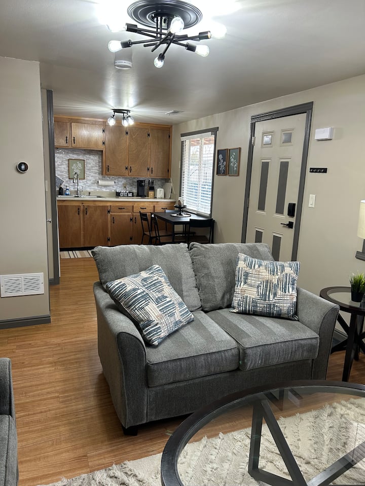 Charming Duplex, Close To Trax/bus Station. - Sandy, UT
