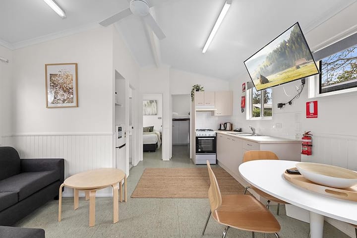 2 Bedroom Budget Cabin - Windsor